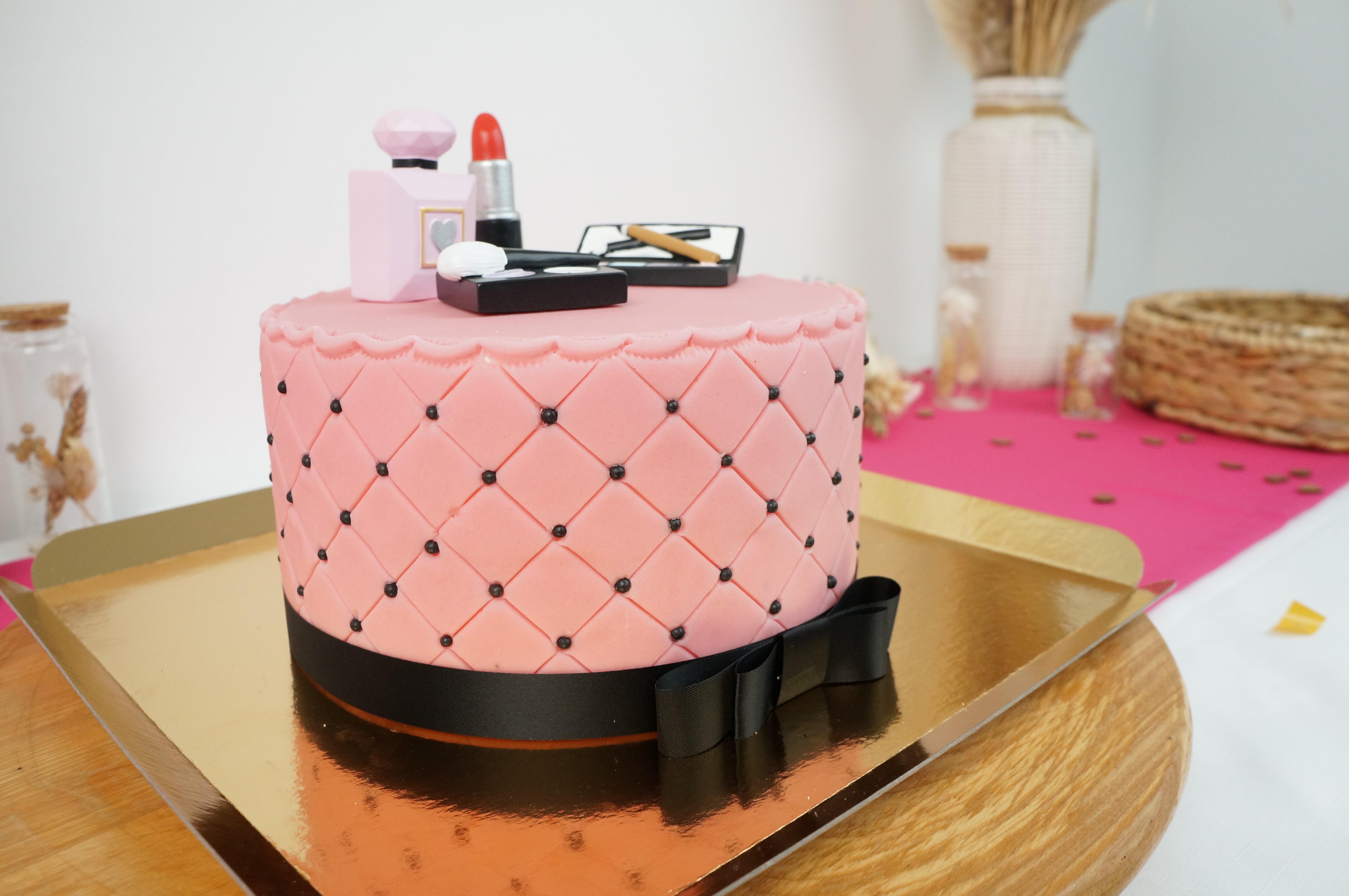 Luxe Make-Up taart met zwart lint 🍰 jeeigentaart.nl